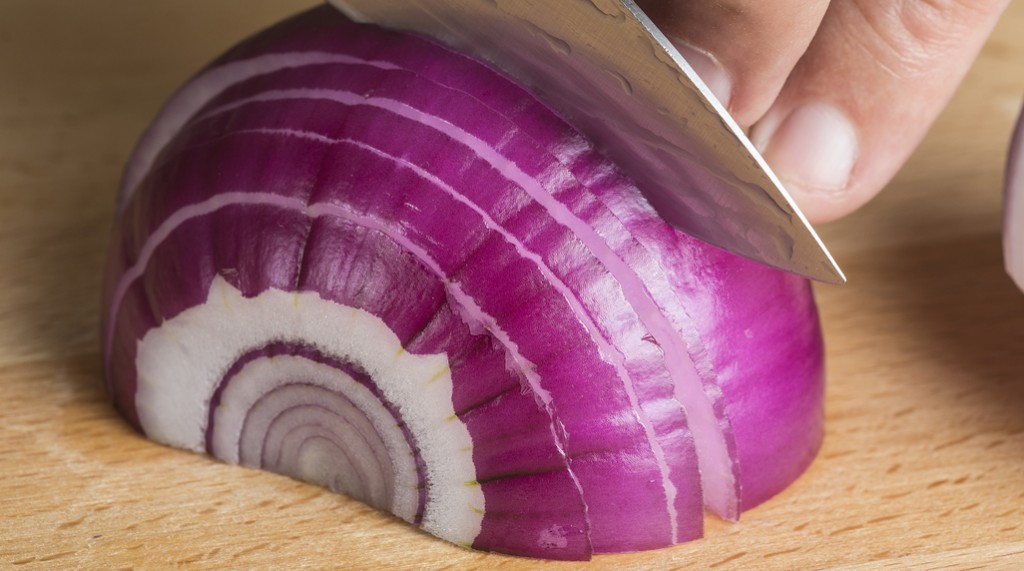 Un Semplice Trucco per Sbucciare una Cipolla... SENZA PIANGERE!! [VIDEO]